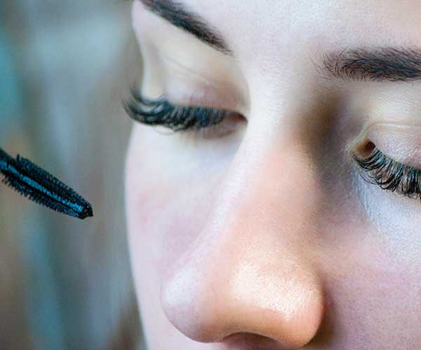 Dormir com maquiagem faz mal? Dermatologista responde